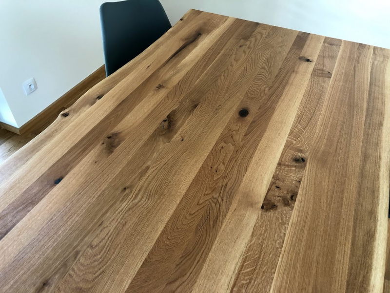 Designový stůl s černým tmelem - přírodní masivní dub a bílá ocel ...